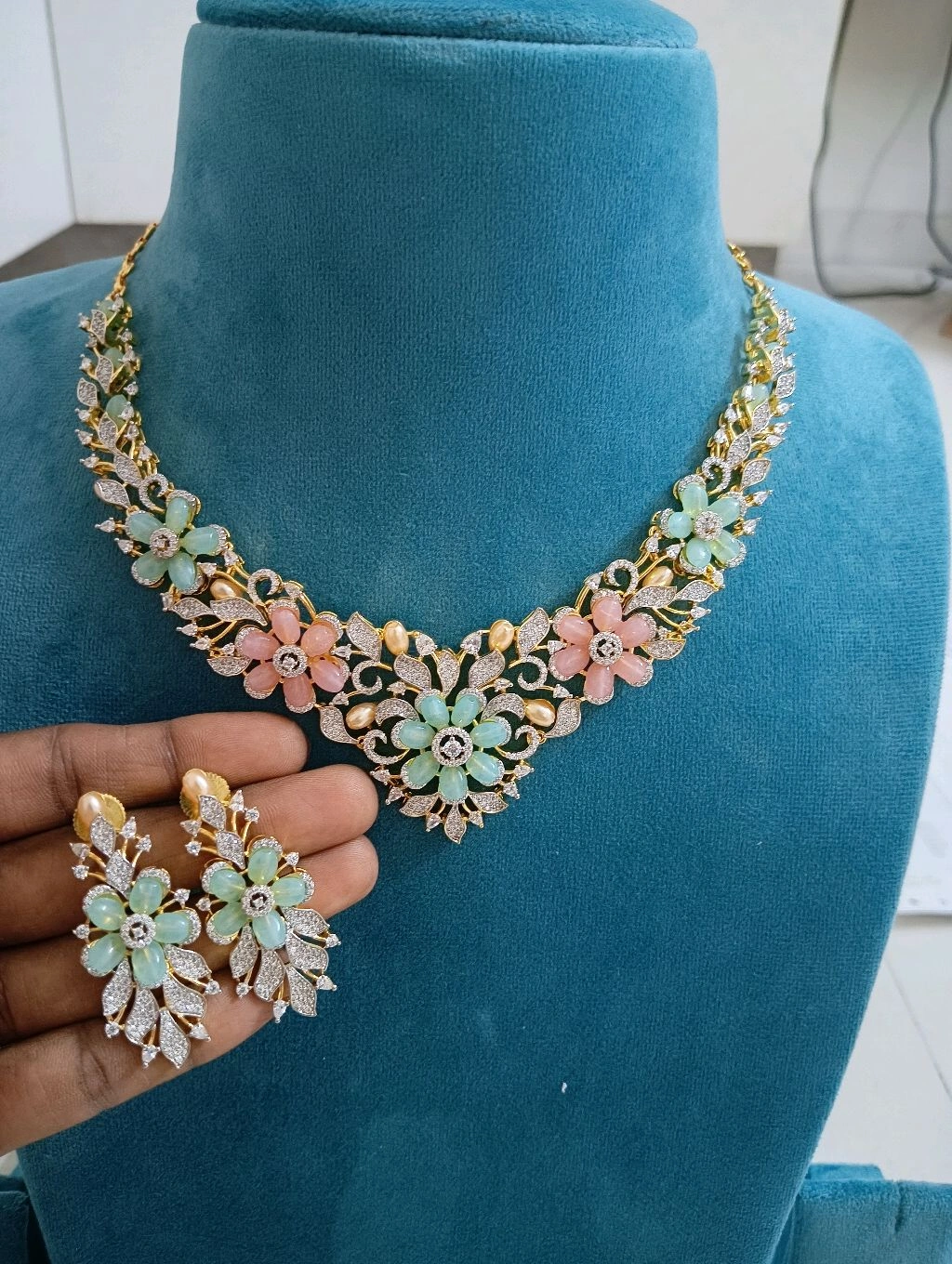 Diamond Copy Neck Set